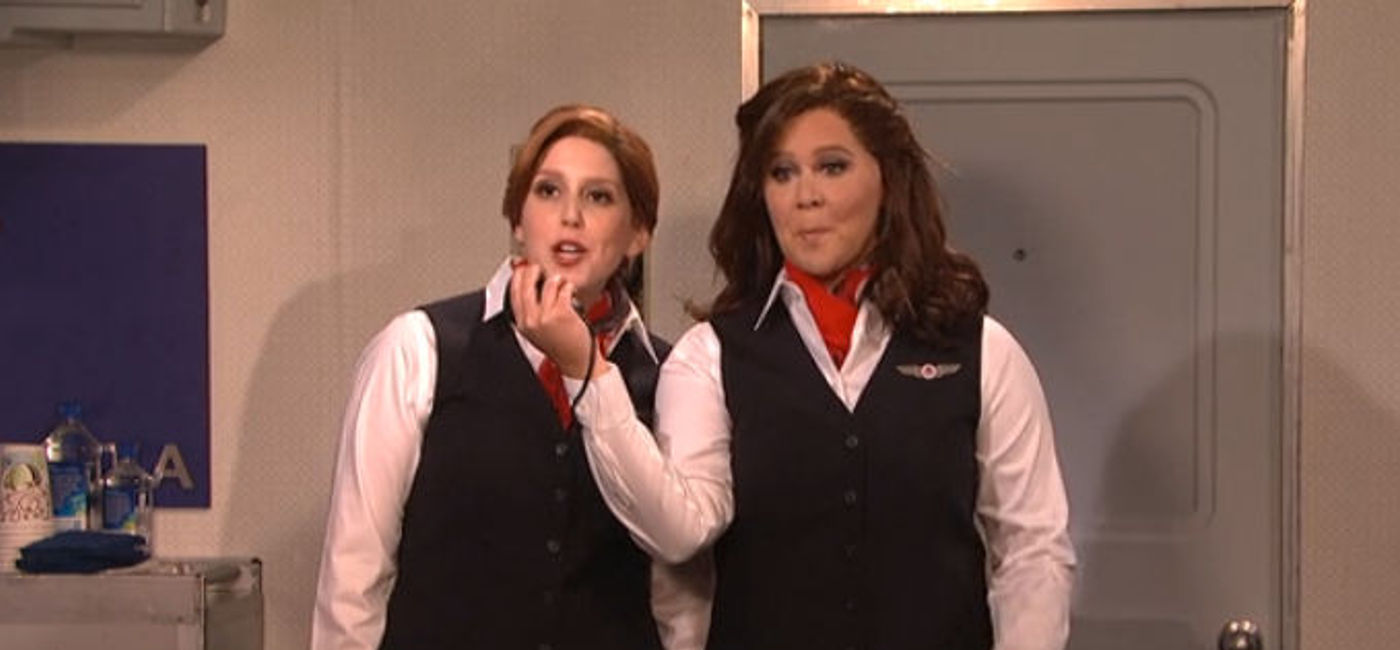 Amy Schumer Pulls a Tom Cruise in Hilarious 'SNL' Delta Sketch ...