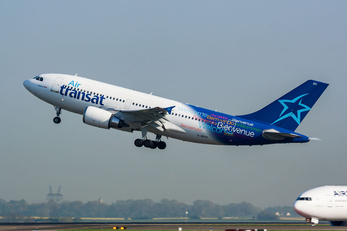 Off-Duty Pilot Takes Over Flight Duties After Captain Becomes ...