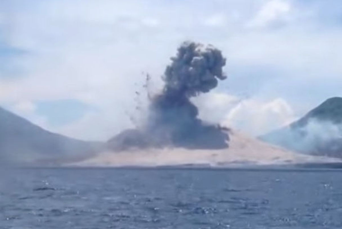 Traveler Captures Amazing Volcano Explosion on Video | TravelPulse