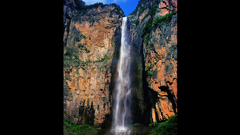 Traversing the Surreal Canyons of China's Yuntai Mountain Scenic Area ...
