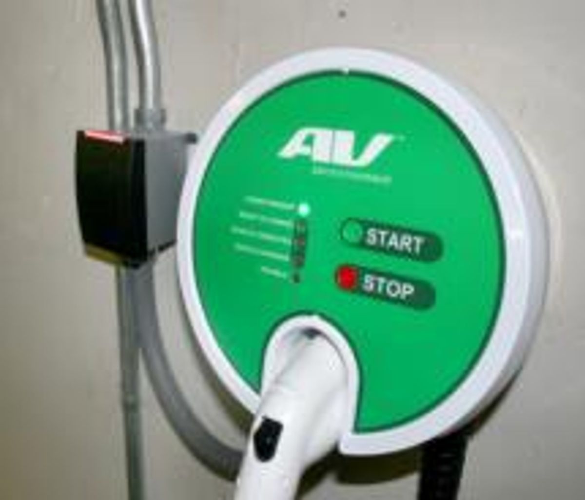 Outrigger Charges Up Cars on Oahu | TravelAge West