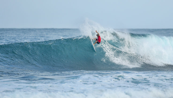 Oahu surf contests back for big wave season: Travel Weekly