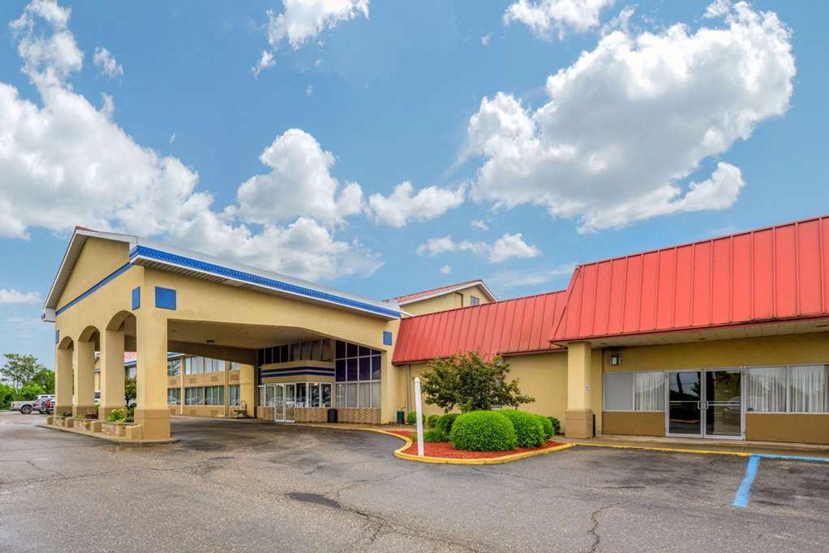 Econo Lodge Inn & Suites Triadelphia- Tourist Class Triadelphia, WV ...
