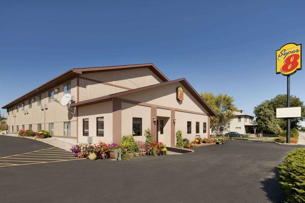 Super 8 Wall- Tourist Class Wall, SD Hotels- GDS Reservation Codes ...