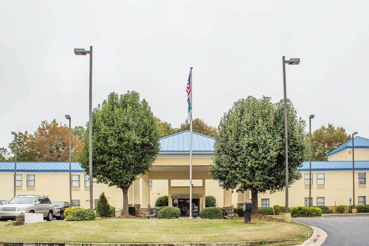 Econo Lodge-Walnut Creek Amphitheatre- Tourist Class Raleigh, NC Hotels ...