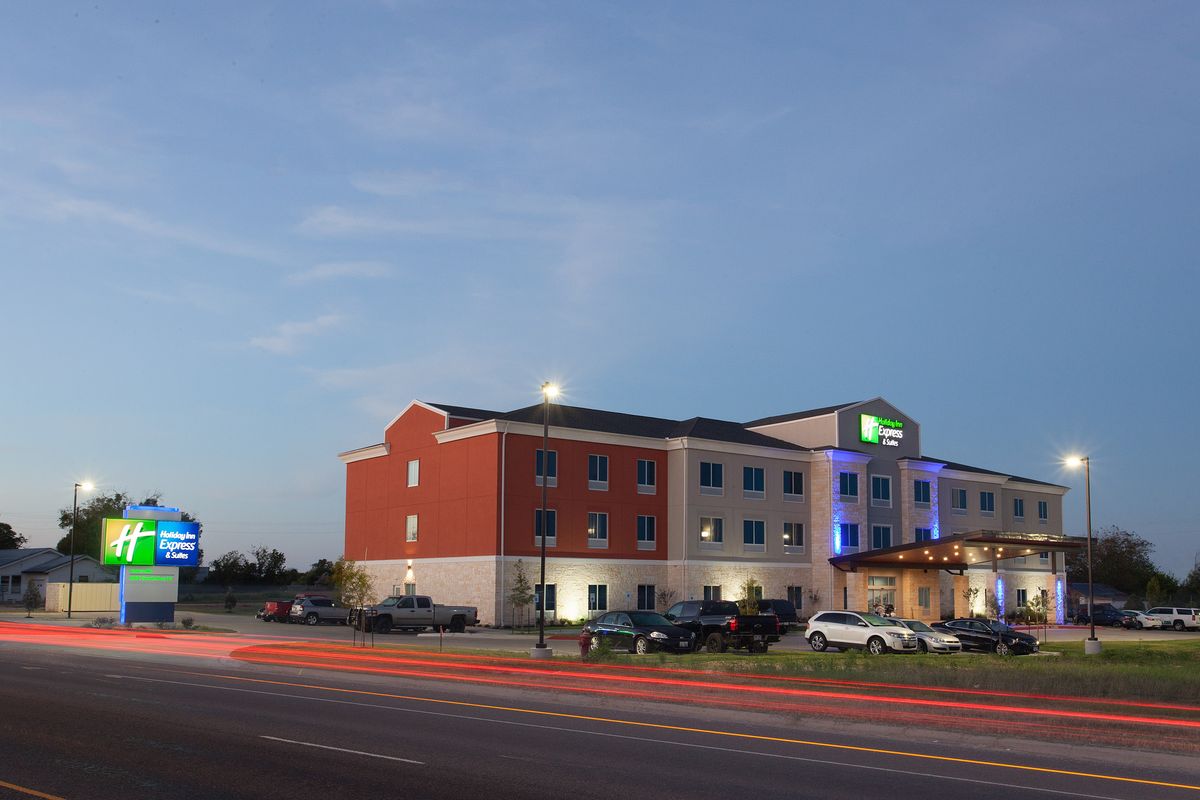 Holiday Inn Express & Suites Gatesville- Tourist Class Gatesville, TX ...