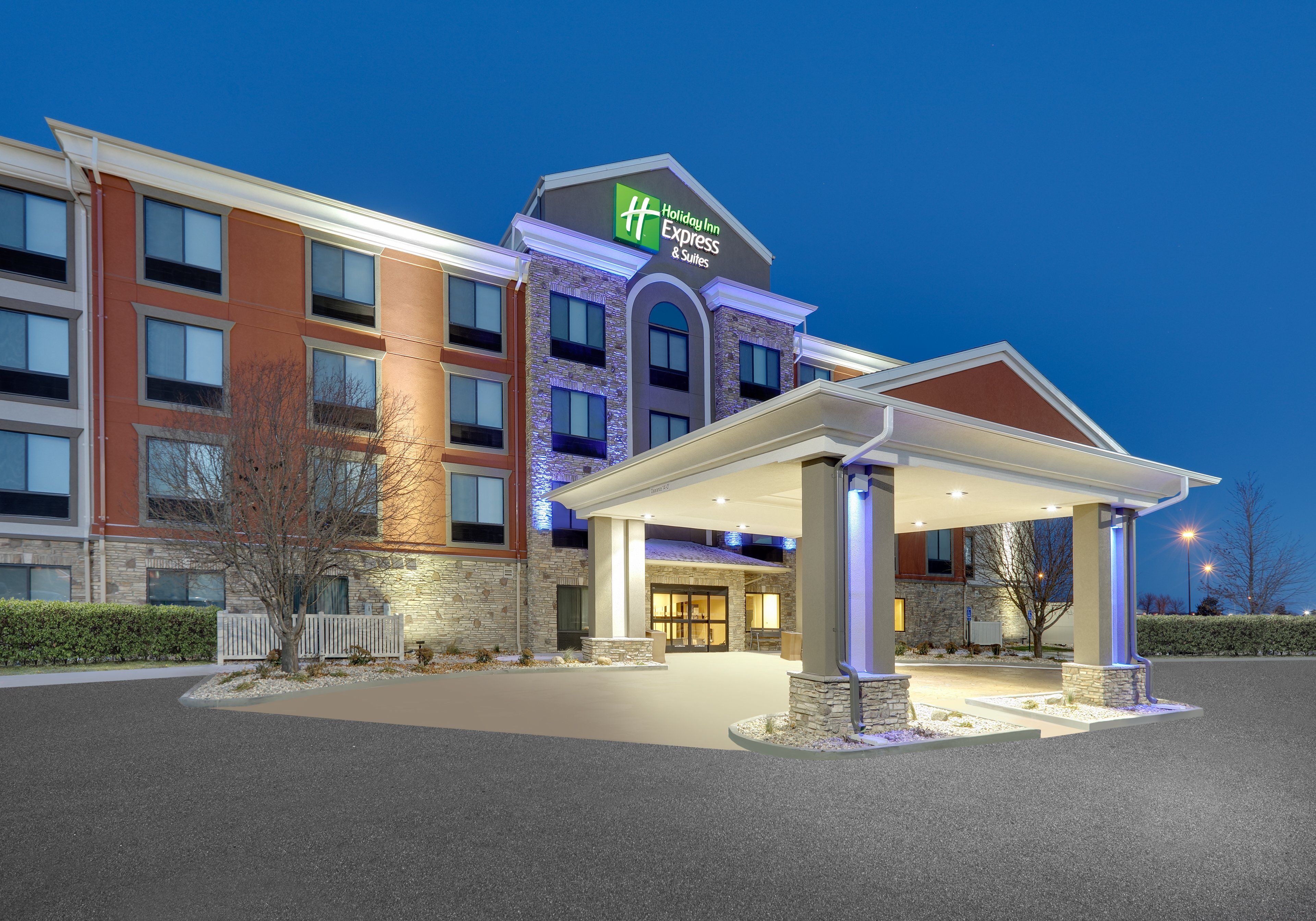 Holiday Inn Express Hotel & Suites- Mitchell, SD Hotels- Tourist Class ...