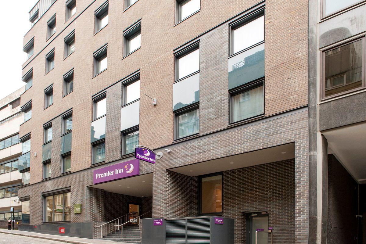 Premier Inn London Bank Tower- First Class London, England Hotels- GDS ...