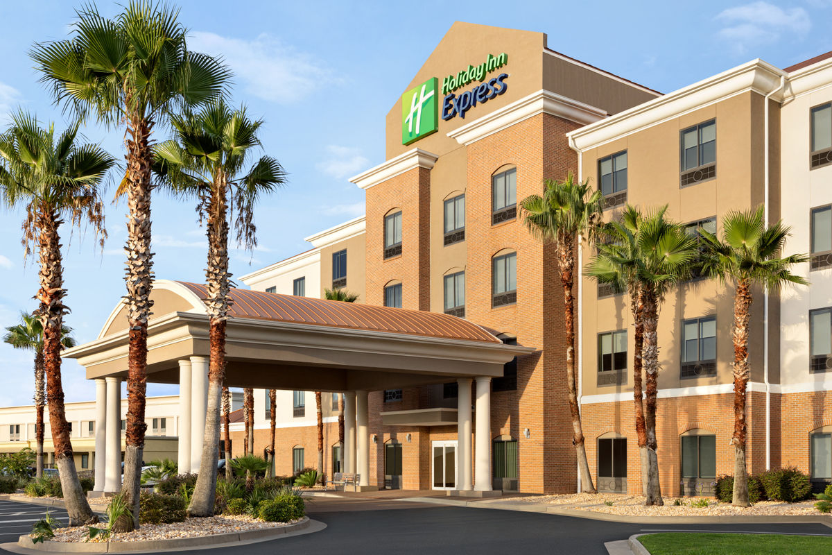 Holiday Inn Express Hotel & Suites- Tourist Class Waycross, GA Hotels ...